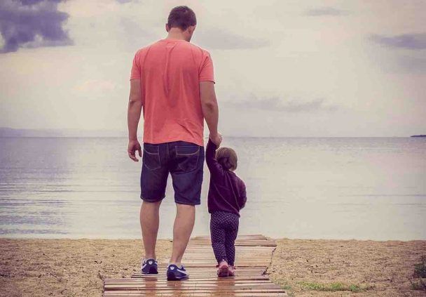 Un petit garçon passe 3 minutes à dire à son père qu'il l'aime et la ...