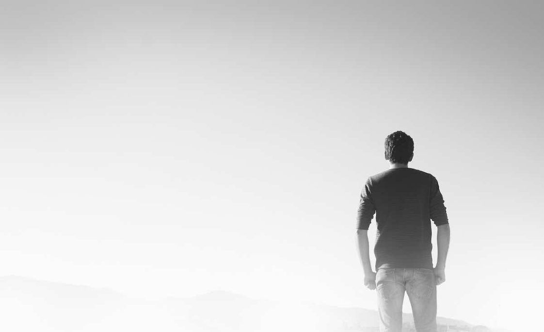 Voici que cela signifie d'aimer une fille qui a l'habitude de vivre seule.